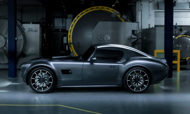 Autó: 730 lovas V8-cal debütált az első AC Cobra kupé