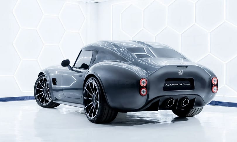 Autó: 730 lovas V8-cal debütált az első AC Cobra kupé