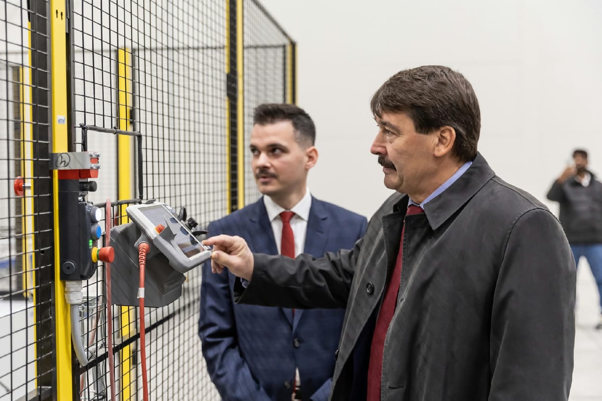 hvg360: 150 millió légy egy csapásra – indul az első hazai lárvagyár ...