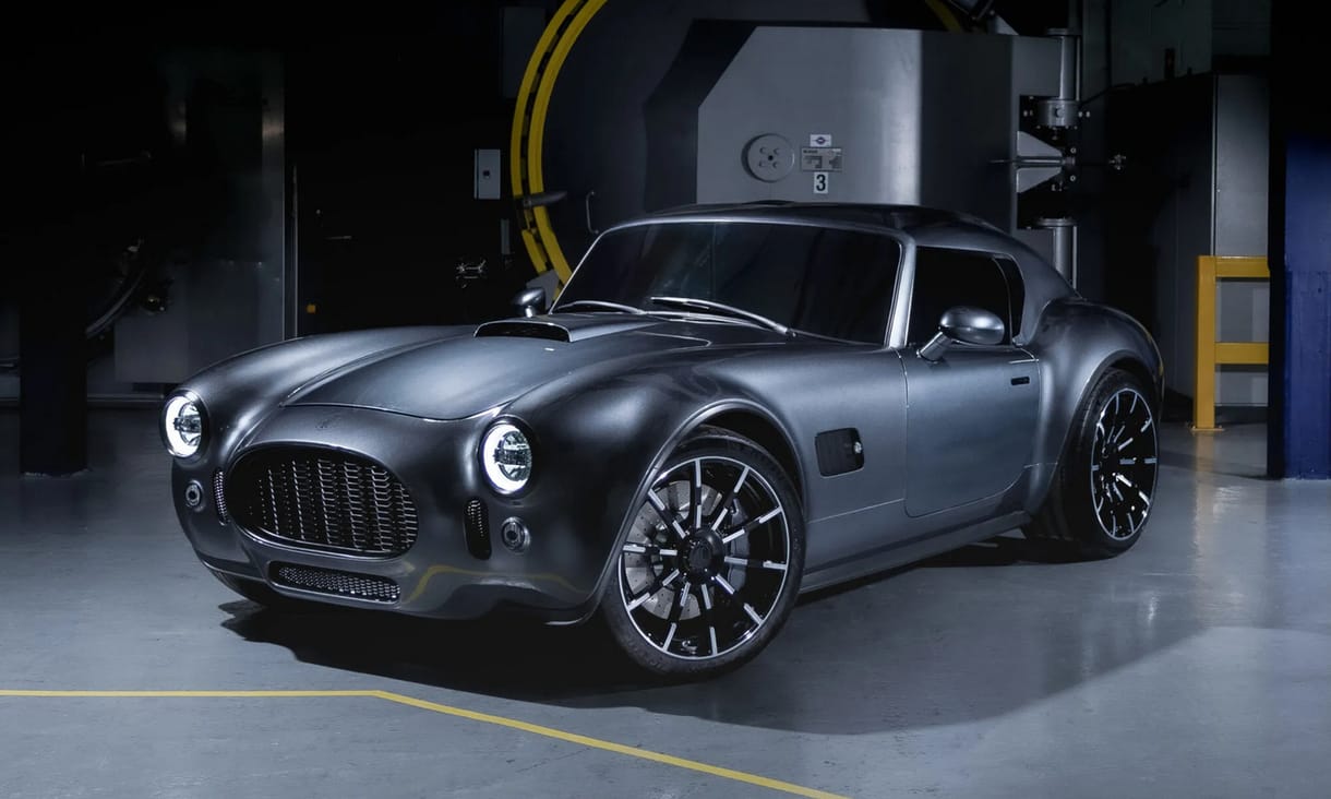 Autó: 730 lovas V8-cal debütált az első AC Cobra kupé